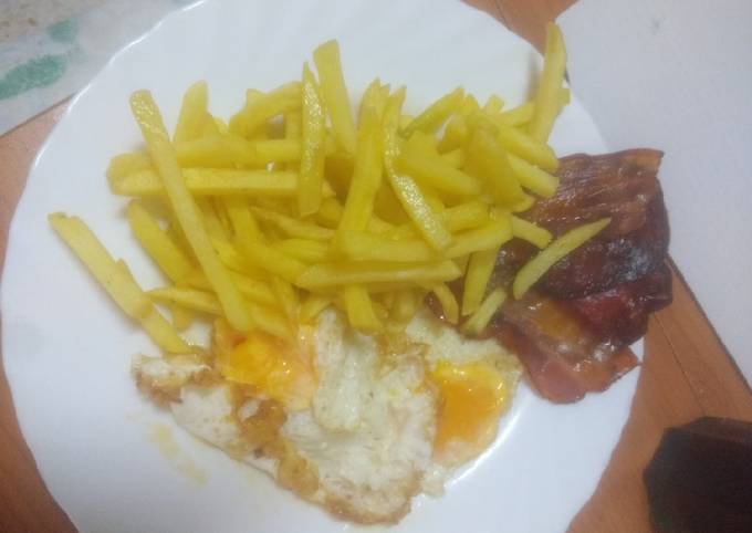 Huevos fritos con papas fritas y crujiente de embutidos Receta de Ariel ...