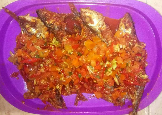 Resep Balado Ikan Kembung Sambal Matah oleh Khusnul Chotimah - Cookpad