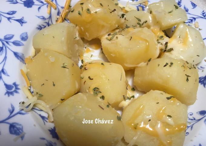 Papas guisadas con tomillo, ajo y tres quesos Receta de Jose Chavez ...