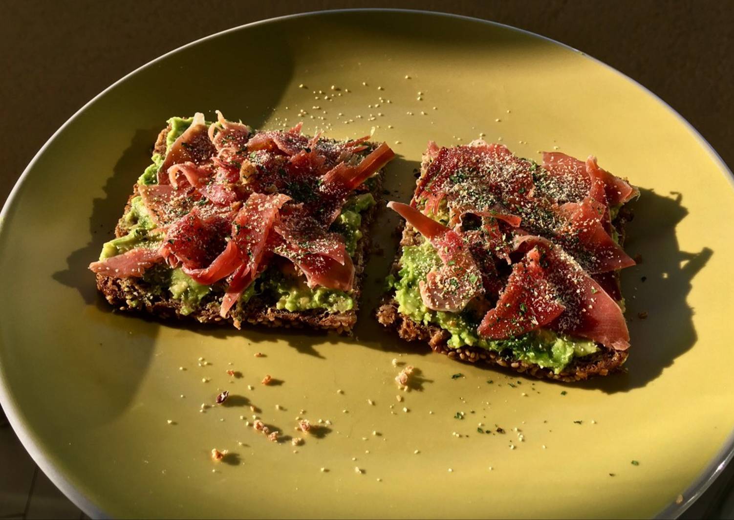 Tostadas con aguacate y jamón Receta de Almu Fernandez- Cookpad