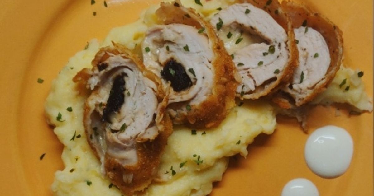 Szilvával, Sajttal Töltött Rántott Csirkemell, Burgonyapürével | Anna ...
