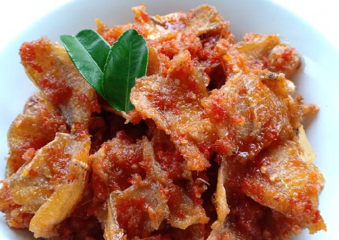 Resep Balado Ikan Asin Tawar oleh Dhe Nik - Cookpad