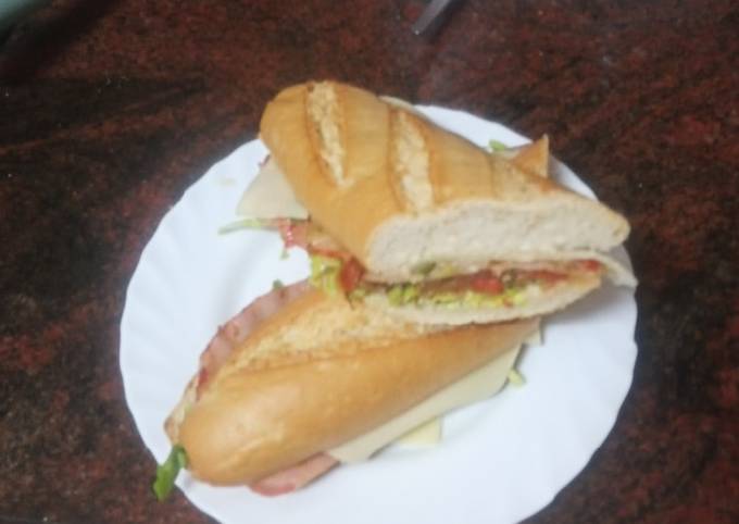 Super bocadillo de lomo adobado con verduras, queso y mayonesa Receta ...