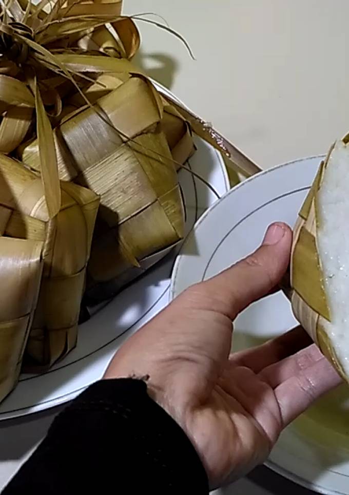 Resep Cara Memasak Ketupat dengan irit gas oleh desmawati kuretangin ...