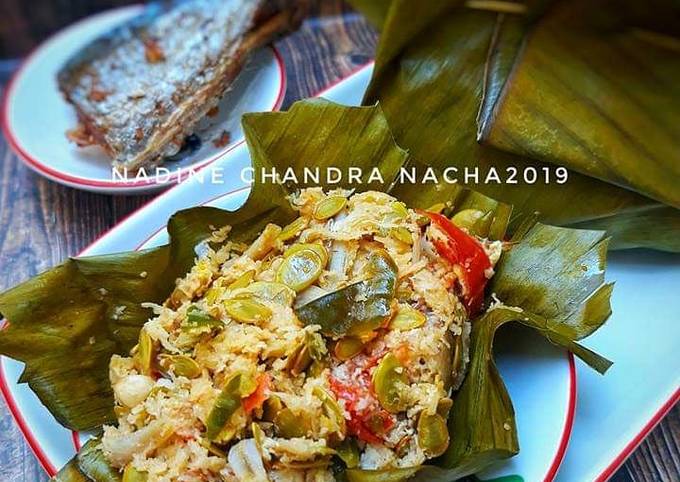 Resep Botok lamtoro teri pedas oleh Nadine Chandra Nacha2019 - Cookpad