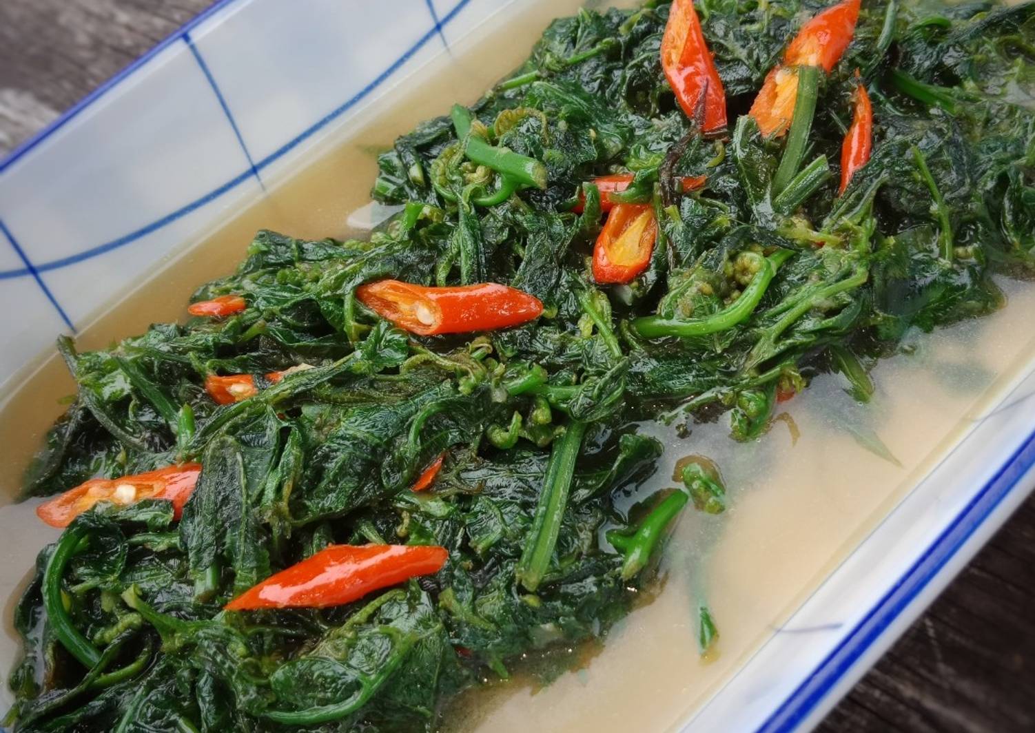 Resep Tumis Pakis Pedas oleh Rani Aprilia - Cookpad