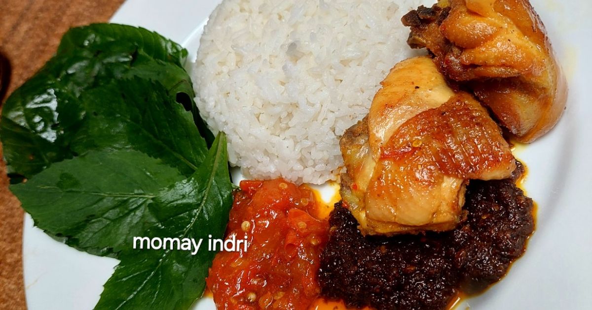 Resep Ayam Goreng Merah Dan Bumbu Hitam Madura oleh momay indri - Cookpad