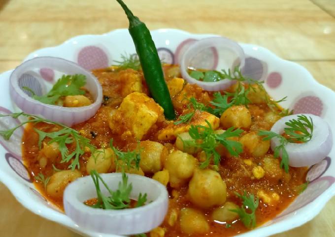 Chole Paneer Sabzi Recipe by Amee Ganatra Davda - Cookpad
