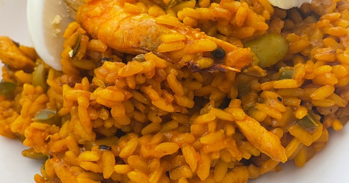 Delicious Mixed Paella With Chicken, Shrimp, And Mushrooms Recipe By ...