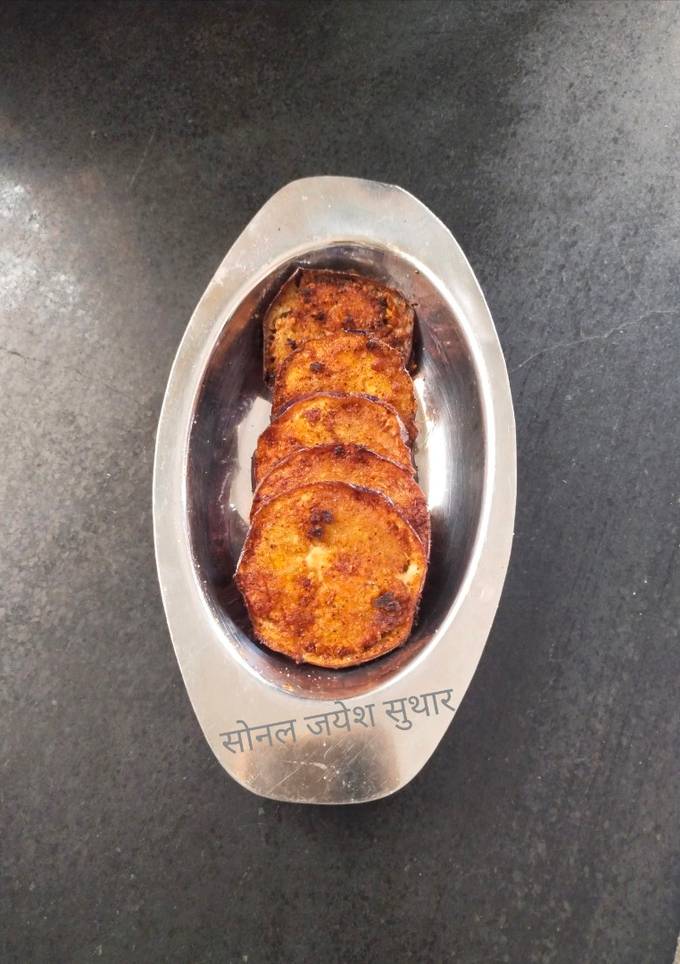 बैंगन भाजा (Bengan Bhaja Recipe In Hindi) रेसिपी बनाने की विधि in Hindi ...
