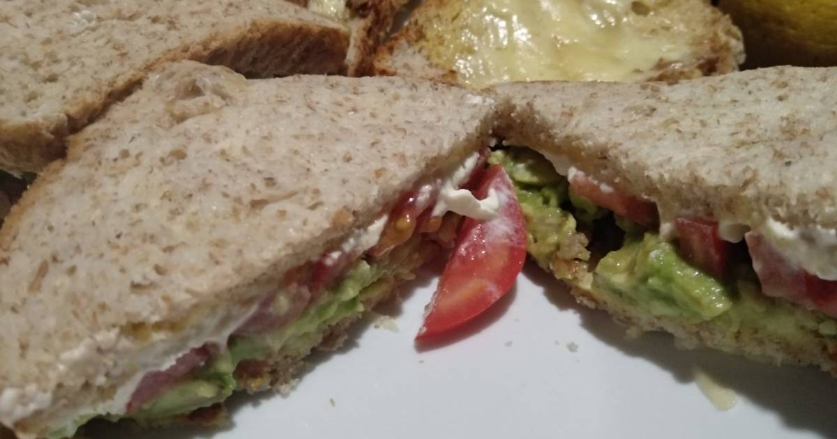 Sándwich de palta (aguacate), tomate y queso Receta de Lucía - Cookpad