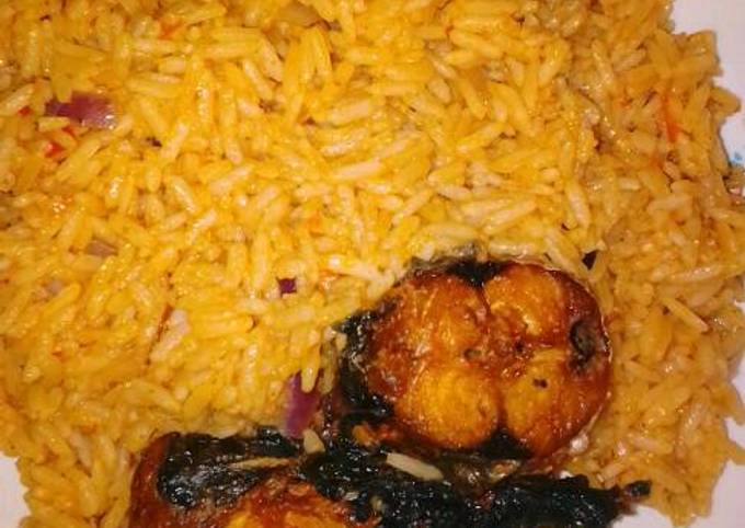 Jollof rice with fried fish Recipe by Dorothy - Cookpad