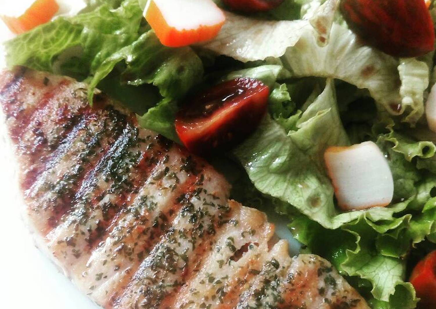 Filete de atún a la plancha con ensalada variada Receta de Leti 🐢 - Cookpad