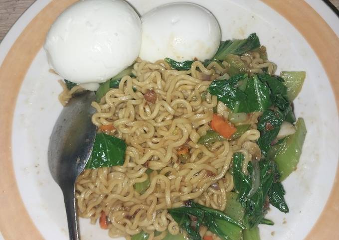 Resep Indomie Goreng Telur Rebus Setengah Mateng Aini'Cooking oleh Imroah Qurotul 'Aini - Cookpad