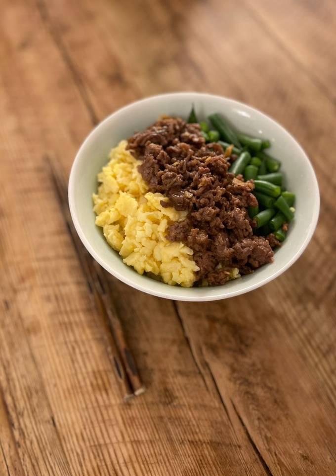 🍚 Tricolor Donburi - Japanese bowl of rice with minced meat, eggs and ...