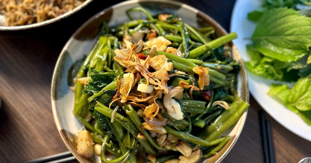 Stir Fried Water Spinach W/ Fermented Shrimp Paste | Rau Muống Xào Tỏi ...
