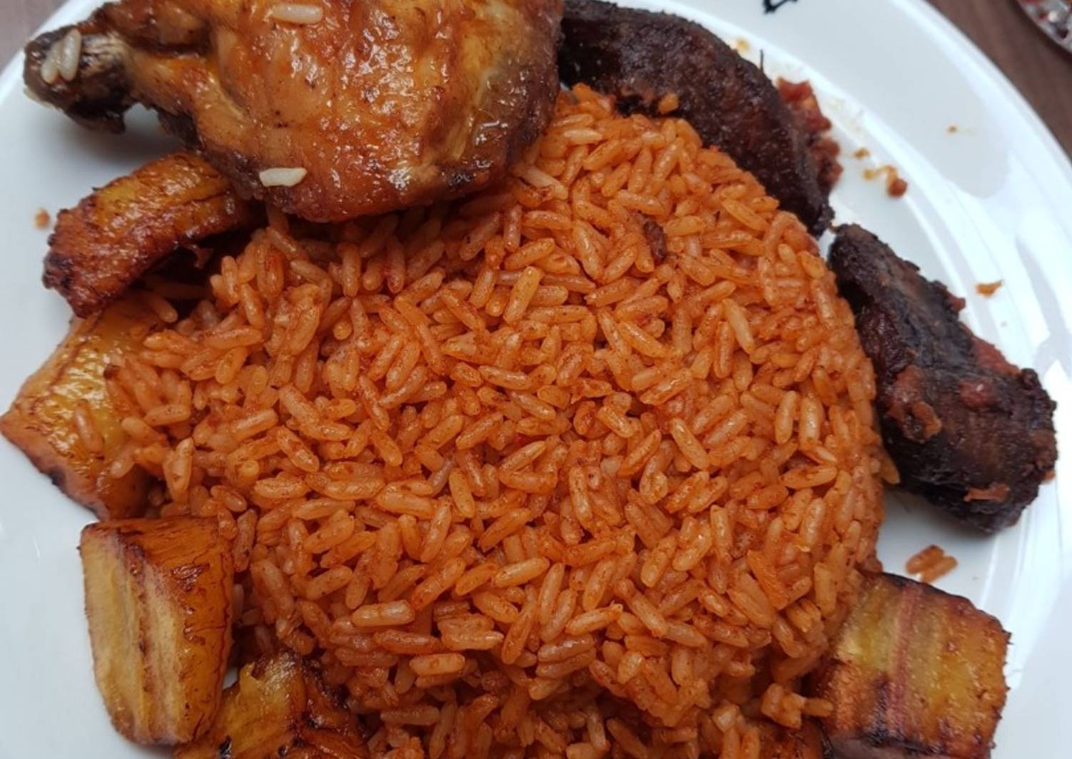 Jollof rice,fried plantain and chicken Recipe by Lilian - Cookpad