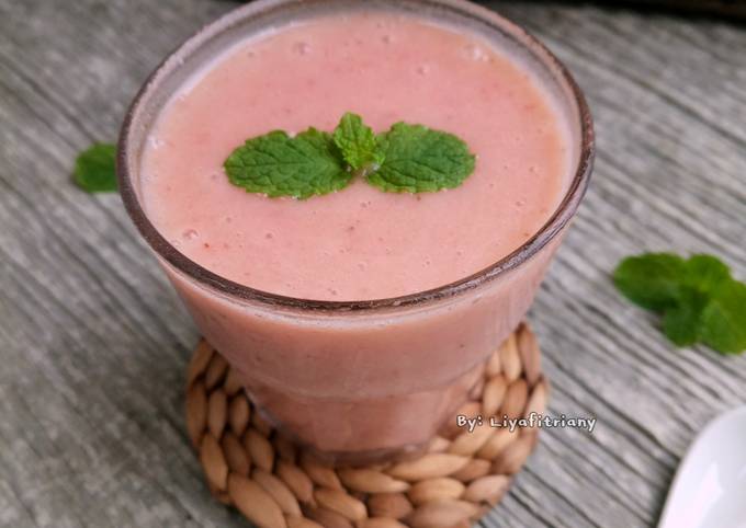 Resep Smothie pisang strawberry oleh Liya fitriany - Cookpad