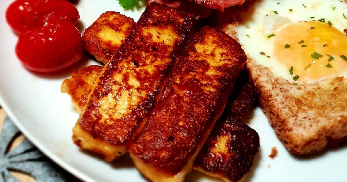 Halloumi egg in a hole breakfast Recipe by ZellaB - Cookpad