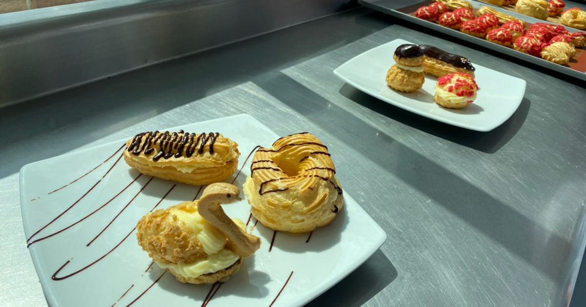 Pasta Choux O Masa Bomba, Crema Pastelera Y Cubierta Sabor A Chocolate ...