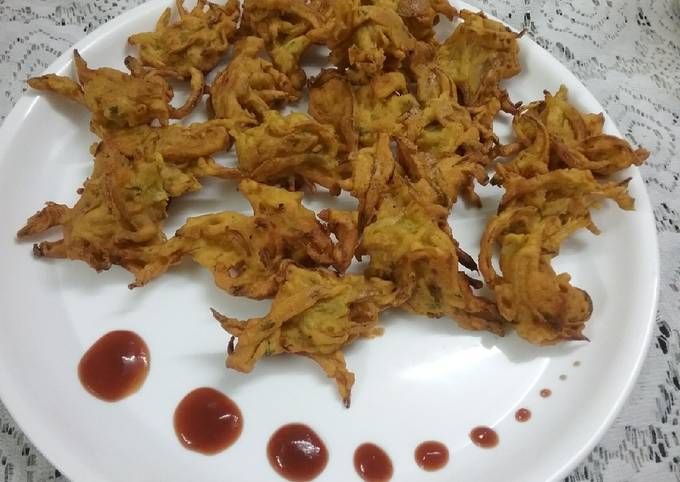 Besan Onion Fritters Recipe by StutIshika - Cookpad