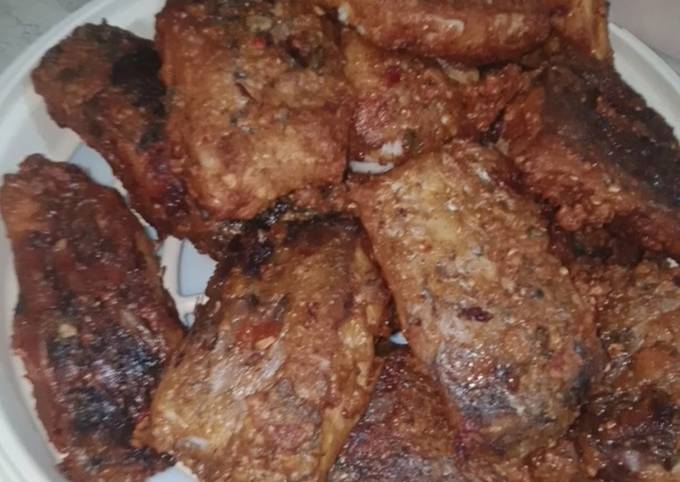 Fried Fish with crushed spices Recipe by Anam Mohsin - Cookpad