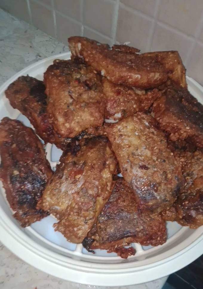 Fried Fish with crushed spices Recipe by Anam Mohsin - Cookpad