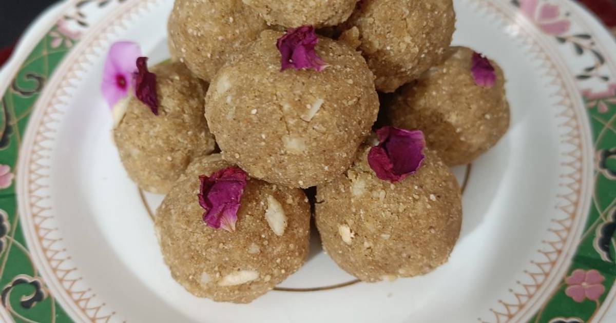 Multigrain atta+poha Ladoo Recipe by Seema Sharma - Cookpad