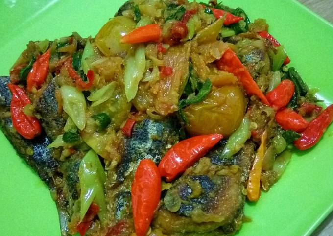 Resep Ikan Pindang Bumbu Kuning oleh Vey Alodia's Kitchen - Cookpad