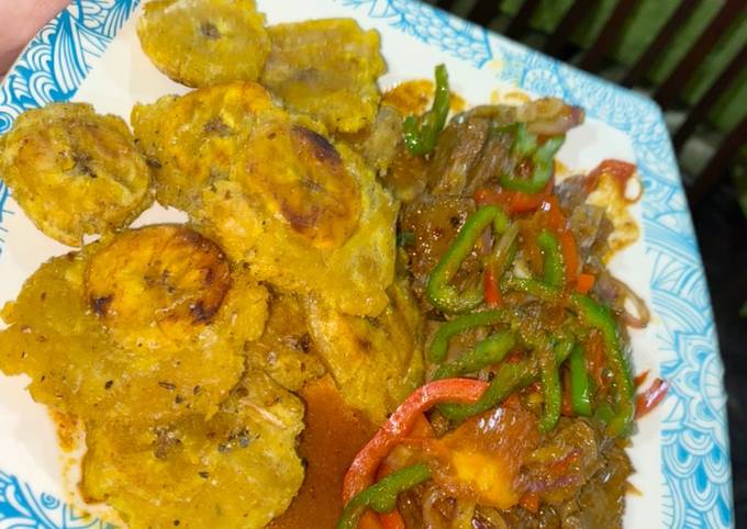 Patacones al ajillo con bistec de hígado Receta de Laura Annabelle- Cookpad