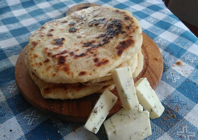 Cheesy flat bread Recipe by Rumiana - Cookpad