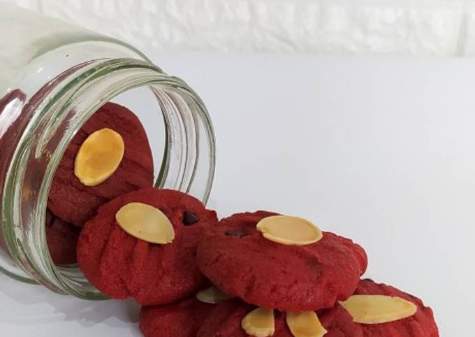 Resep Red Velvet Almond Chochochip oleh Yolla Yohanna Muswardini - Cookpad