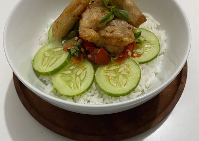 Resep Dada Ayam Goreng dengan Sambal Mentah Tomat Kemangi oleh Menu ...