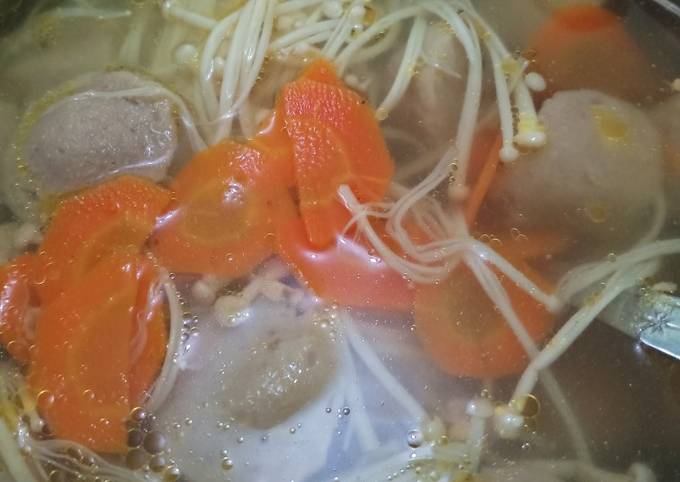 Resep Bakso sapi kusno, jamur enoki dan wortel oleh Nani Santoso - Cookpad