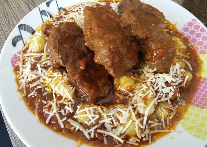 Μοσχάρι κοκκινιστό με νιόκι πατάτας! συνταγή από τον/την Mitsos Kranias ...