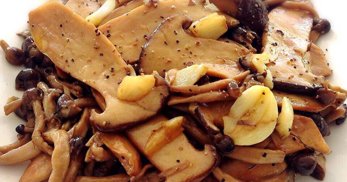 สูตร ~เห็ดรวมผัดเนยและกระเทียม พริกไทย~ #อาหารไทยง่ายๆ โดย Karuna Lo ...