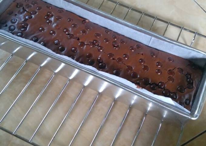 Resep Brownies topping choco chips tanpa mixer oleh ama - Cookpad