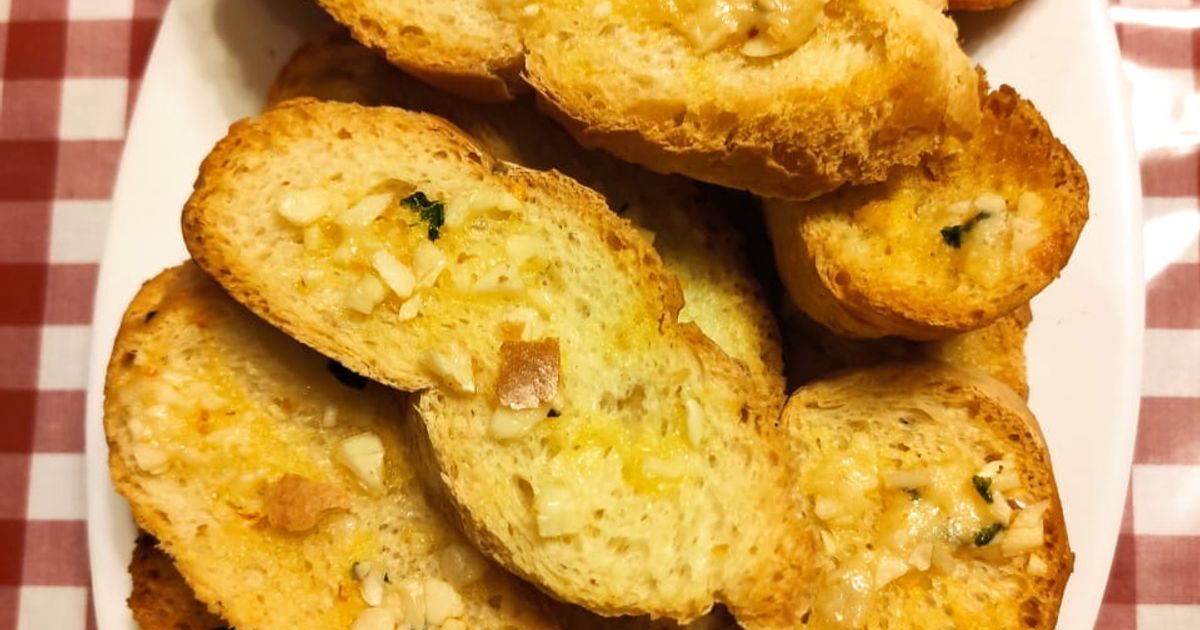 Garlic Bread Recipe by Zainab Aftab - Cookpad