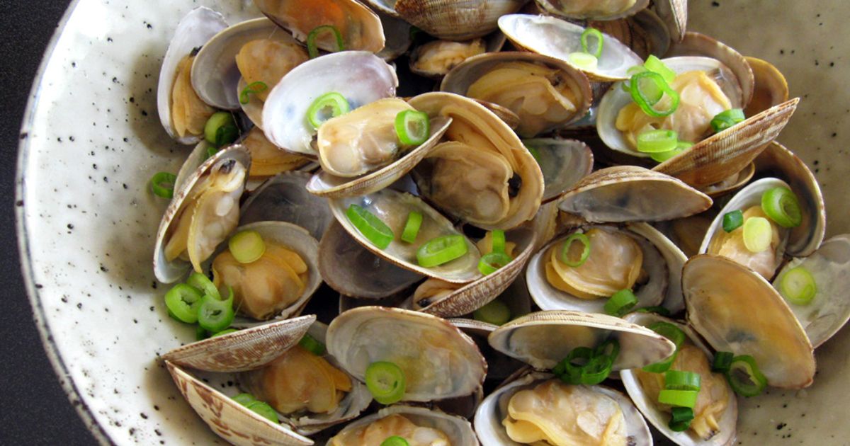 Steamed Clams With Sake (Rice Wine) Recipe by Hiroko Liston - Cookpad