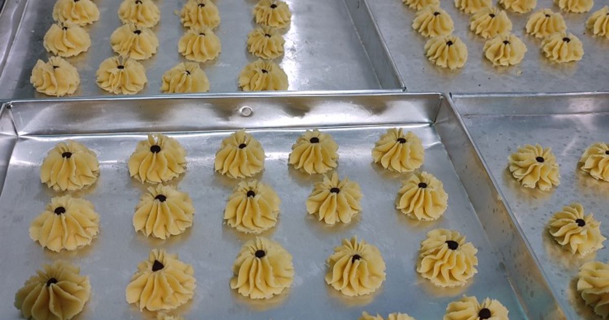 Resep semprit mawar blueband rumahan enak dan mudah - Cookpad