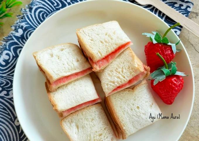 Resep Roti Tawar Kukus Stroberi oleh Ayu (Mama Aura) - Cookpad