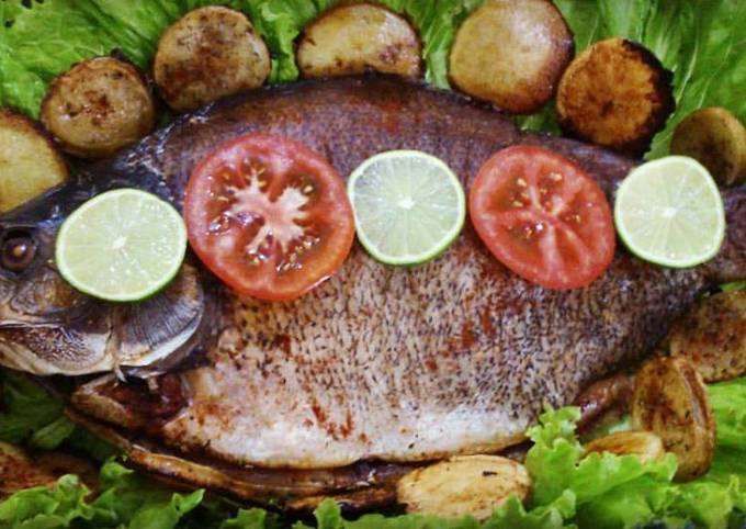Pacu com batatas assados no forno Receita por Marco Demiquel - Cookpad