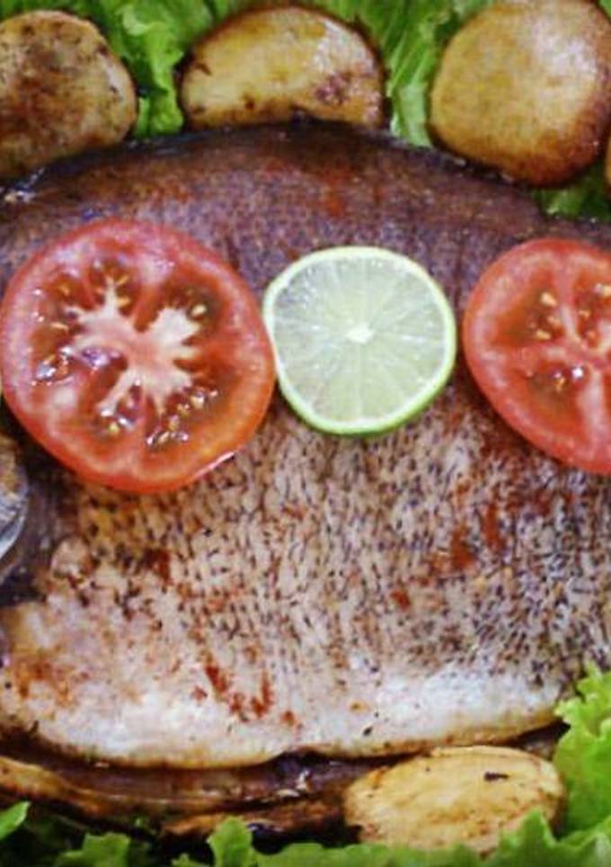 Pacu com batatas assados no forno Receita por Marco Demiquel - Cookpad