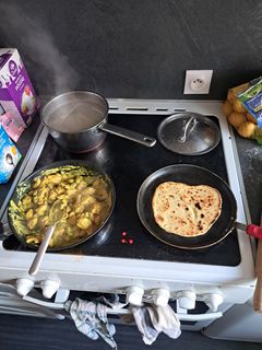 Poulet Au Four Avec Riz Blanc Et Aubergines à La Sauce Tomato de zahabu ...