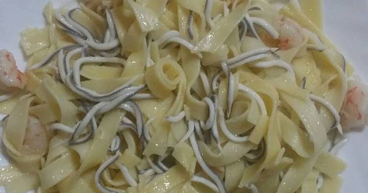 Pasta con gulas y gambas Receta de Iris Rodriguez Codina- Cookpad