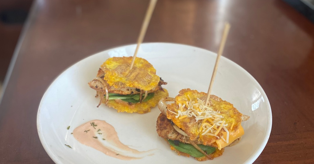 Tostones Hamburger De Pollo Receta de Nitzary roldan- Cookpad