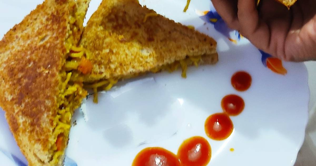 Atta Noodle cheesey sandwich 🥘🥘 Recipe by sanjana gupta - Cookpad