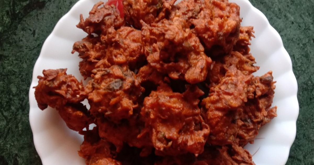 Lachedar Aloo Pakoda Recipe by Ameya Bhat - Cookpad