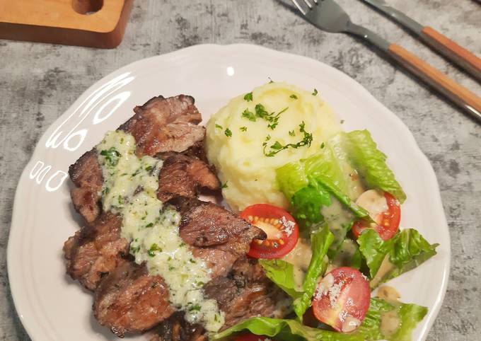 Resep Beef steak with Garlic Butter Sauce oleh Anisa Ajeng - Cookpad