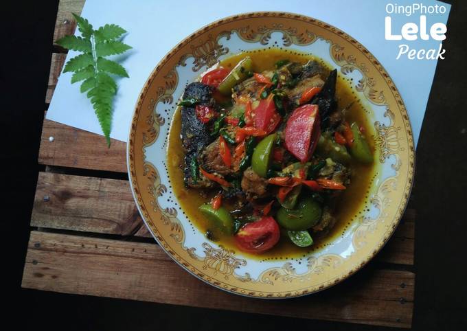Resep Pecak Lele Tomat oleh Umatul Choiriya - Cookpad